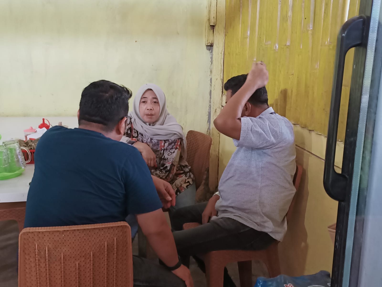 Tim SIRI Kejaksaan Agung Tangkap Terpidana Kasus Penipuan DPO Kejati Sulsel Tim SIRI Kejaksaan Agung Tangkap Terpidana Kasus Penipuan DPO Kejati Sulsel
